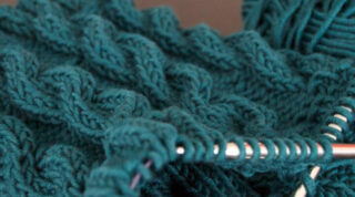 Wie stricke ich einen Loop? Hier die kostenlose Strickanleitung